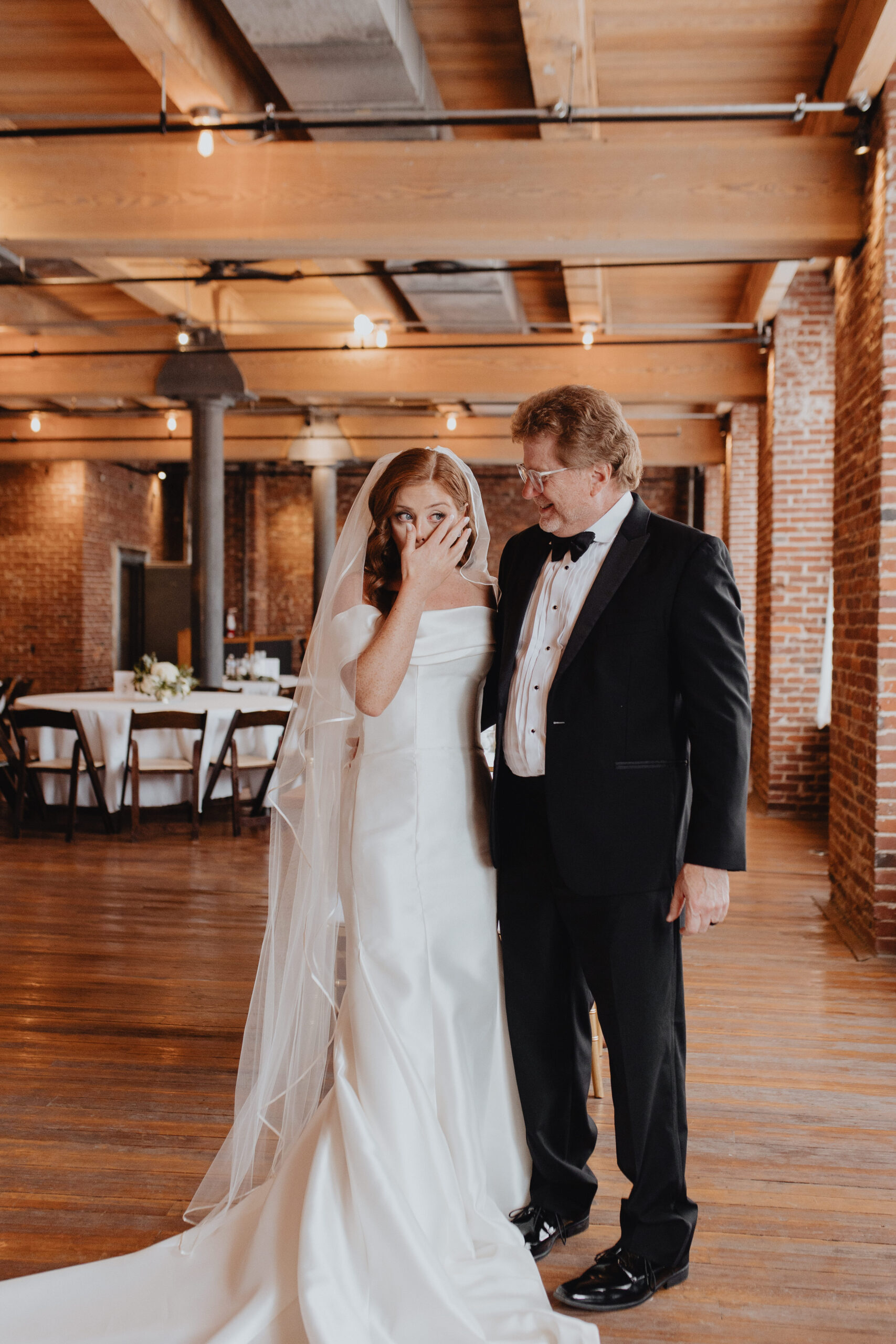 DOWNTOWN KC FALL WEDDING | GETTING MARRIED IN THE CITY | photo-kc.com