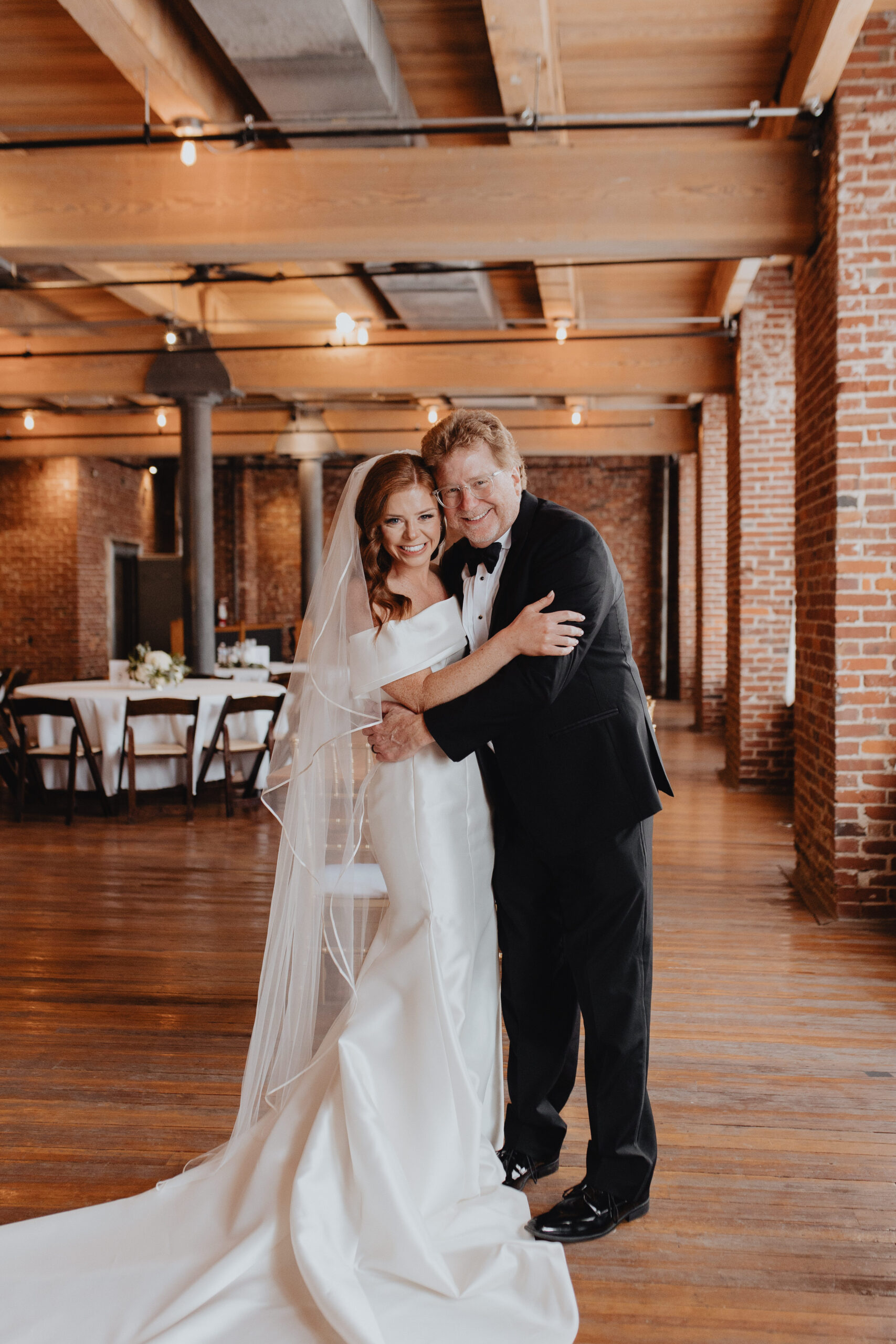 DOWNTOWN KC FALL WEDDING | GETTING MARRIED IN THE CITY | photo-kc.com
